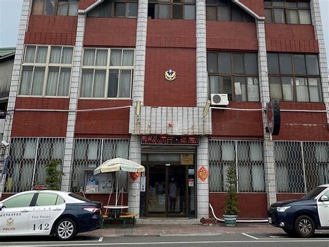 開車碰撞卡路中 竹園警及時援助解圍