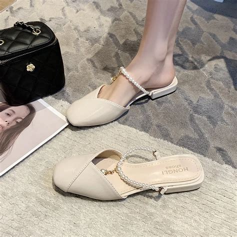 클로즈드 토 하프 슬리퍼 여성 아우터 웨어 패션 2023 봄 최신 페어리 여성 스타일 진주 레이지 로우 힐 청키 힐 샌들