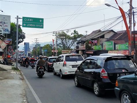 Jalur Puncak Bogor Macet Parah Siang Ini Hingga 5 5 Km Okezone Megapolitan
