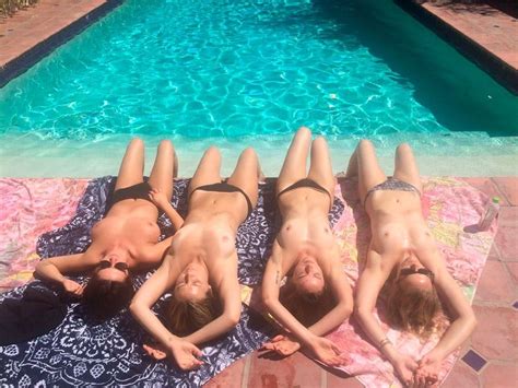 Dakota Johnson Atriz Tesuda E Bem Ousada Protagonista Do Filme Cinquenta Tons De Cinza Caiu Na