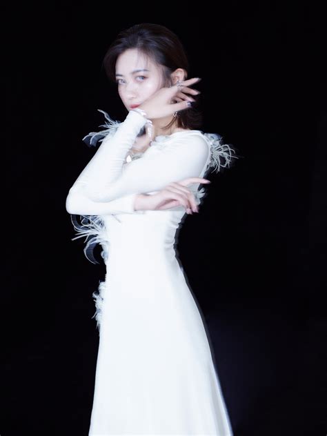 演员包文婧曝时尚大片 尽显时尚个人魅力 眼界，放眼世界