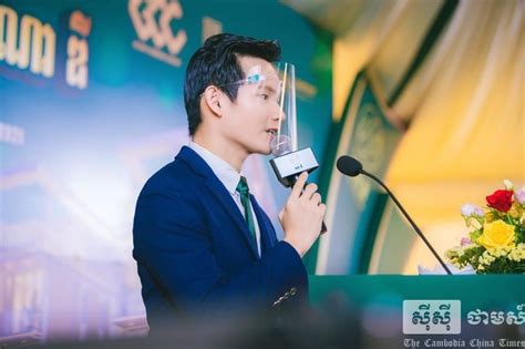 លោក លឹម គឹម ធ្វើជាពិធីករដើម្បីវិវត្តខ្លួនជាអ្នកបកប្រែការទូតដ៏ជំនាញមួយរូប សុីសុីថាមស៍