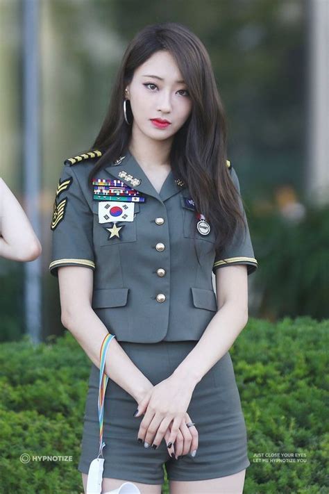 제복에 있는 핀 2024 한국의 아름다움 여성 패션 아름다운 여성