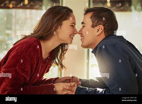 Der Allererste Kuss Beim Allerersten Date Ein Junger Mann Und Eine