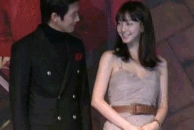 잘생긴 남자가 옆에 있을 때 여자 표정 오르비