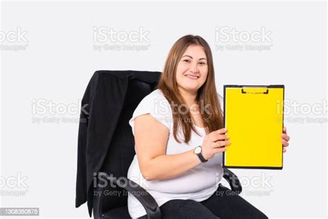 서명 계약 빈 빈 조명 시트 플러스 크기 여성은 비즈니스 파트너와 거래를 했다 보여주는 사무실 의자에 앉아 비즈니스 큰 여자 비즈니스 거래 개념 개념에 대한 스톡 사진 및