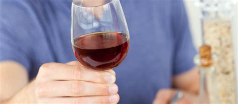 Por qué a algunas personas les duele la cabeza al beber vino tinto