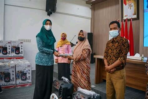 Ketua TP PKK Batu Bara Serahkan 28 Unit Speaker Portable Kepada