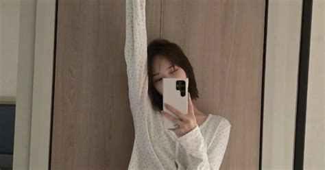 르세라핌 채원 파자마 입고 배꼽 노출 나른한 매력[스타in★]