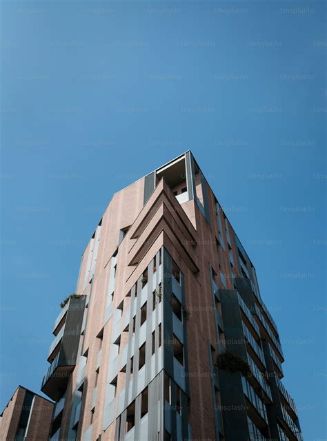 Un Edificio Alto Con Un Reloj En La Parte Superior Foto Imagen De