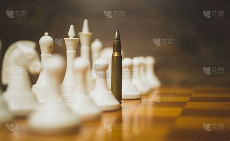 在棋盘上的棋子排子弹的特写