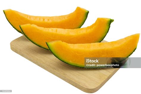 흰색 배경에 고립 된 나무 쟁반에 조각입니다 근접 촬영 멜론 밝은 색상 클리핑 패스 0명에 대한 스톡 사진 및 기타 이미지 0명 건강한 생활방식 건강한 식생활