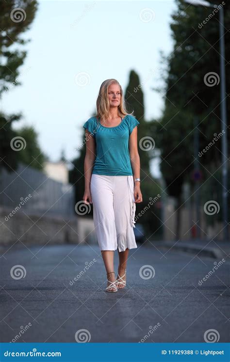 Frau Die Auf Die Straße Geht Stockfoto Bild Von Frisch Universität