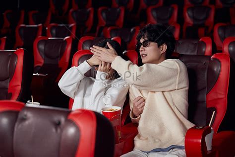 청년 커플 안경 쓰고 3d 공포영화 보기 사진 무료 다운로드 Lovepik