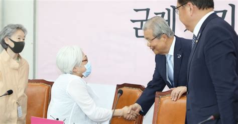 머니s포토 통합당 납북인사가족협의 인사 나누는 김종인 이미일