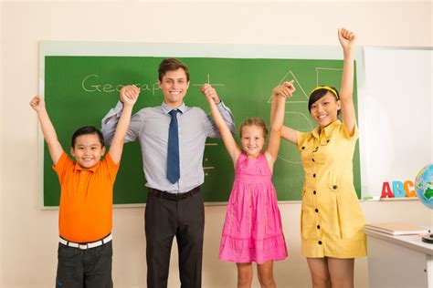 多元文化的学生在教室里 包图企业站