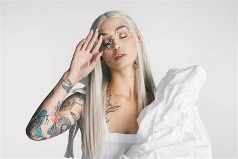 스튜디오에서 회색 배경에 눈을 감고 포즈를 취하는 매력적인 젊은 여성의 자른 샷 드레스에 대한 스톡 사진 및 기타 이미지 드레스 메이크업 화장품 문신 Istock