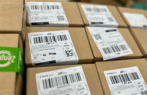 Cận Cảnh Kho Chứa 10000 Chai Nước Hoa Nhập Lậu Của Tiktoker Phan Thủy