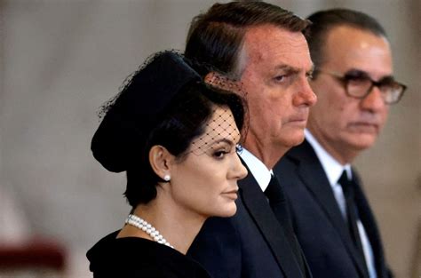 Bolsonaro Vai A Velório Da Rainha Elizabeth Ii Acompanhado Da Primeira