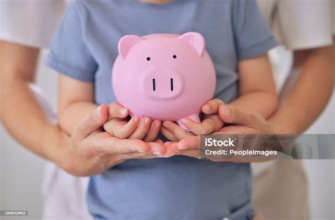 가족 어린이 돈 투자 및 사람들 개념 분홍색 돼지 저금통을 들고있는 어머니와 딸의 손을 닫습니다 자녀에게 저축 미래 계획 및 긍정적 인 습관에 대해 가르치는 부모 2 3