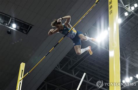 스파이더맨 듀플랜티스 또 장대높이뛰기 세계신기록6m24 한국경제