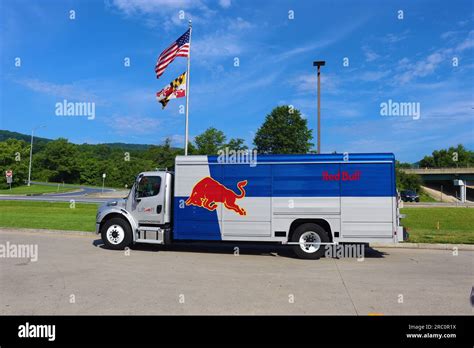 Camion red bull Banque de photographies et dimages à haute résolution