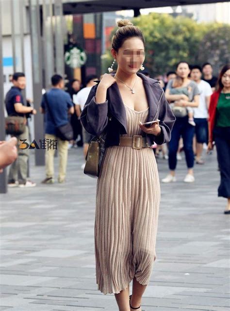 街拍美女 丰满的小姐姐穿低胸裙 让路人直流口水的节奏