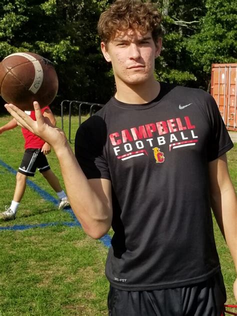 Football Friday Kanaley Is The Cougars Quarter Block News Sports Jobs The Nashua Telegraph