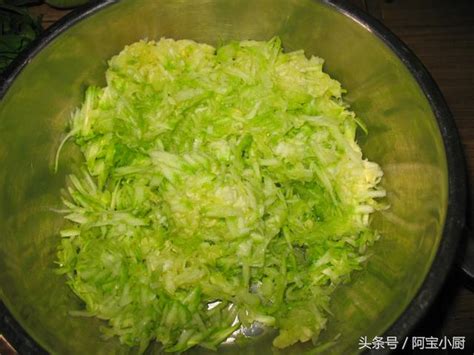 簡單美味家常菜（三十五）：好吃不過西葫蘆香菇蝦皮雞蛋素餃子 每日頭條
