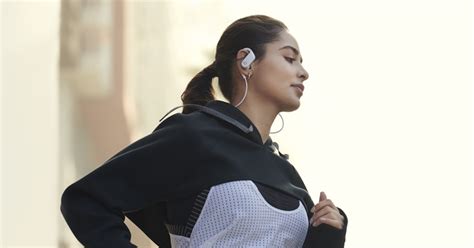 Beats Powerbeats 耳掛式藍牙運動耳機在台上市，搭載 H1 晶片15小時播放能力、售價 Nt4790元 T客邦