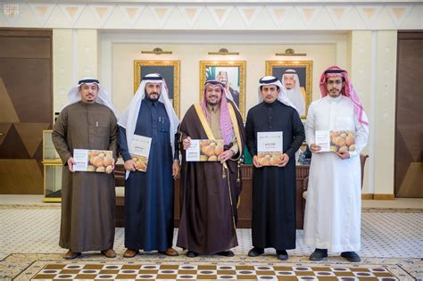 عام أمير القصيم يشهد توقيع اتفاقية بين جمعية منتجي التمور ومؤسسة مجتمعي