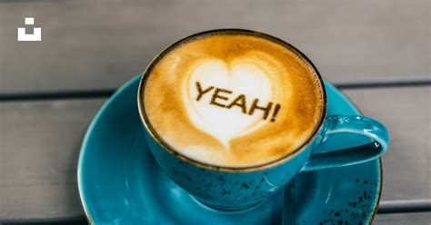 접시가있는 파란색 세라믹 컵 사진 Unsplash의 무료 커피 이미지