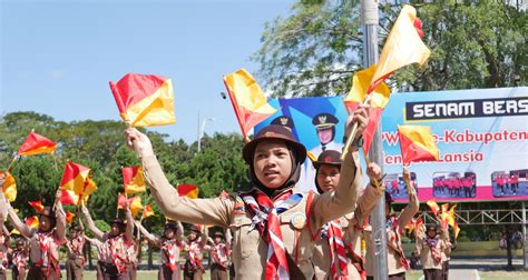 Bagaimana Cara Mengirim Dan Menerima Isyarat Semaphore UKM Pramuka UNM