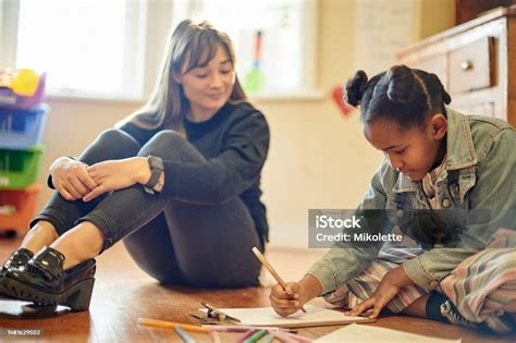 교실에서 교육 미술 치료 및 표현을 위한 창의적이고 교사와 소녀의 그림 창의력을 배우고 숙제 작성을 돕기 위해 학생이있는 지원 프로젝트 및 여성 아트 테라피에 대한 스톡