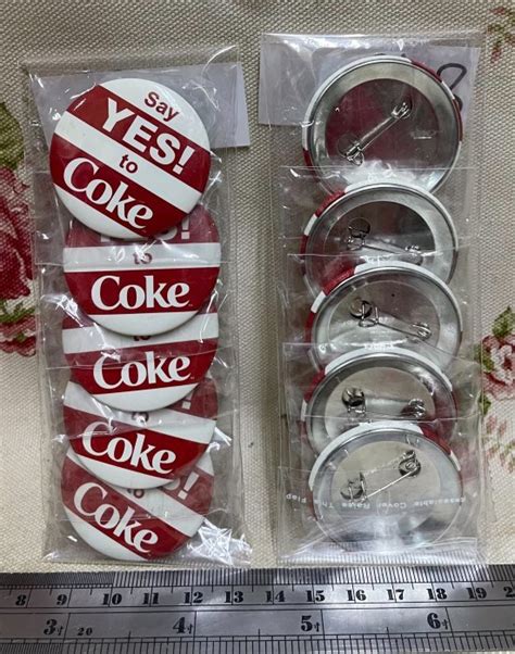 龍廬 自藏出清~coca Cola可口可樂say Yes To Coke圖案馬口鐵胸章別針五入一套胸章飾品書包裝飾 Yahoo拍賣