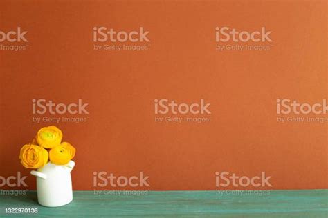 녹색 나무 테이블에 흰색 꽃병에 노란색 Ranunculus 꽃 빨간색 벽 배경입니다 홈 인테리어 도자기에 대한 스톡 사진 및