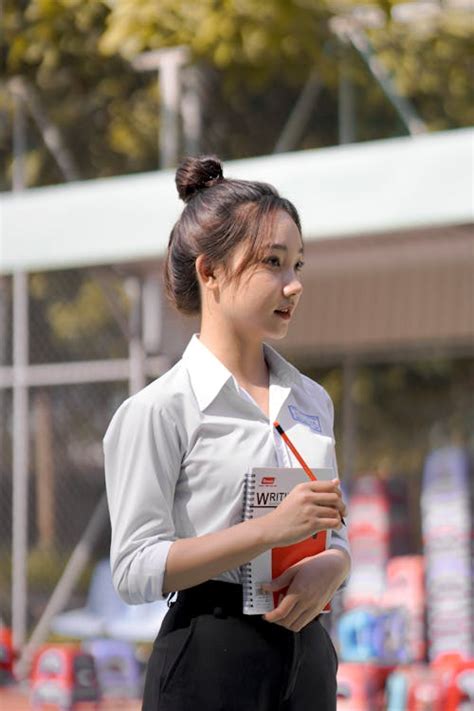 10대 개인 개발 고등학교 공부하다 공책 교복 교육 교육 개념 낮 마테리아 르 ・ 데스 투디 문학 비공식 교육 쓰기 연습 쓰는 야외 학습 야외에서