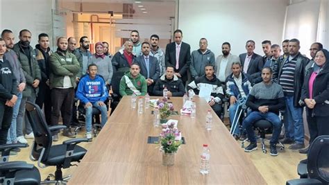 العمل تسليم عقود عمل لـ18 شاب من ذوي همم بالإسكندرية