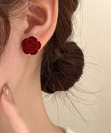 은침 러블리 포근 딥레드 벨벳 장미 귀걸이 에이블리