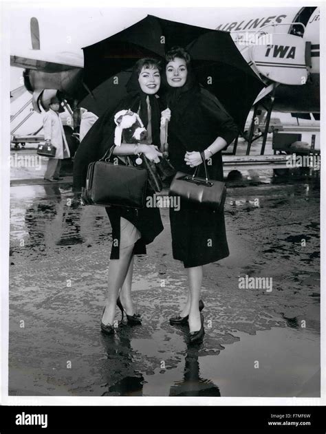 1959 Idlewild Airport N Y Sister Look A Likes Barbara L And Madelyn Darrow Miss