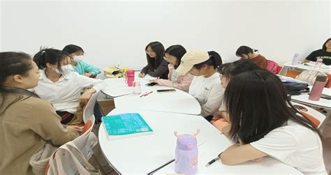 外国语学院 21级英语3班开展以“mysuperstar”为主题的英语角活动 外国语学院