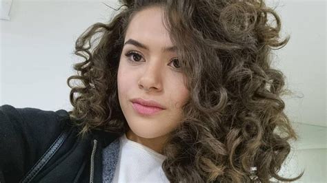 No Ceará Maisa Silva arranca suspiros ao posar na praia A maior