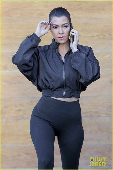 Photo Kourtney Kardashian Wears A Cropped Jacket With Her Leggings 05