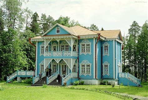 Дизайн фасада деревянного дома голубого цвета в модерна стиле