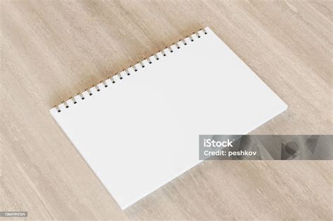 나무 바탕 화면 배경에 빈 흰색 나선형 메모장의 클로즈업 모의 3d 렌더링 나선형에 대한 스톡 사진 및 기타 이미지 나선형