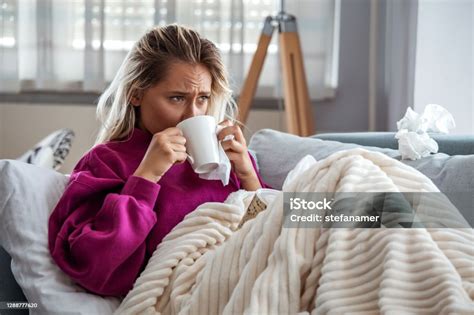 감기와 독감 아픈 여자의 초상화는 감기에 걸렸고 아프고 뜨거운 Bevarage를 마시는 담요 닦아 코로 덮여 아름다운 건강에 해로운 여자의 클로즈업 헬스케어 개념 25 29