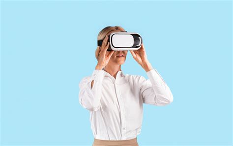 Vr 헤드셋을 착용하고 블루 스튜디오 배경에서 증강 현실을 탐구하는 사업가 Brand Name Video Game에 대한 스톡
