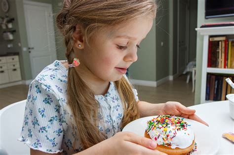 달콤한 색의 장식으로 케이크를 장식하는 과정 부활절 케이크 요리의 개념 Diy에 대한 스톡 사진 및 기타 이미지 Diy 가정 주방 가정의 방 Istock