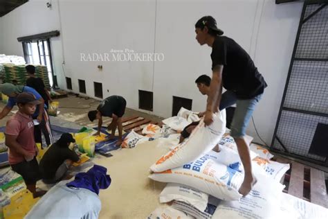 Bulog Gelontor 68 Ton Beras Di Kabupaten Mojokerto Program Nasional