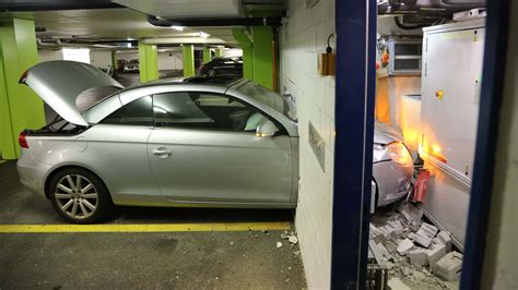 Zug Autofahrer Durchbricht Mit Seinem Fahrzeug Wand Einer Tiefgarage